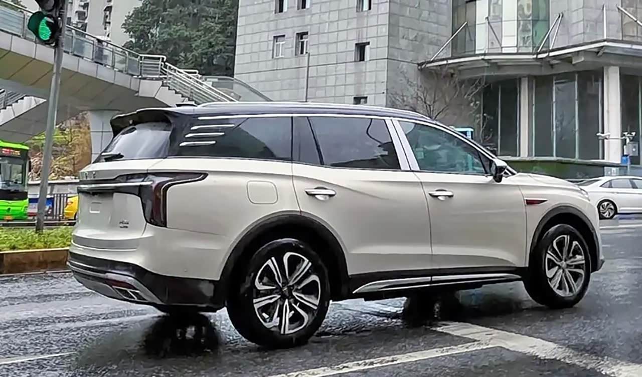 【文章】尺寸优于汉兰达 提供5/6/7三种座椅布局 红旗HS6实车曝光_车家号_汽车之家