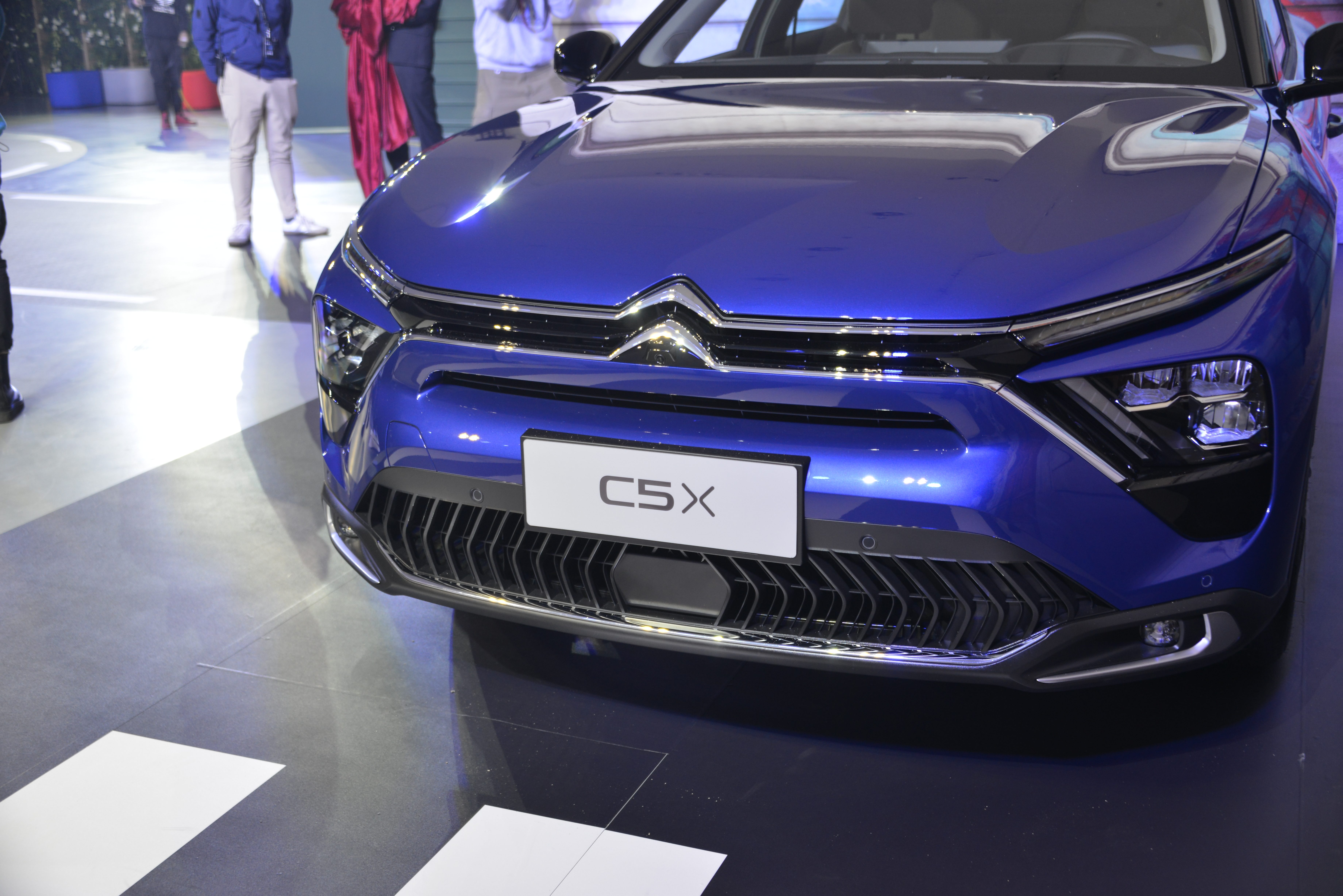 【文章】东风雪铁龙凡尔赛C5X正式亮相 SUV底盘高度/扁平化跨界造型_车家号_汽车之家