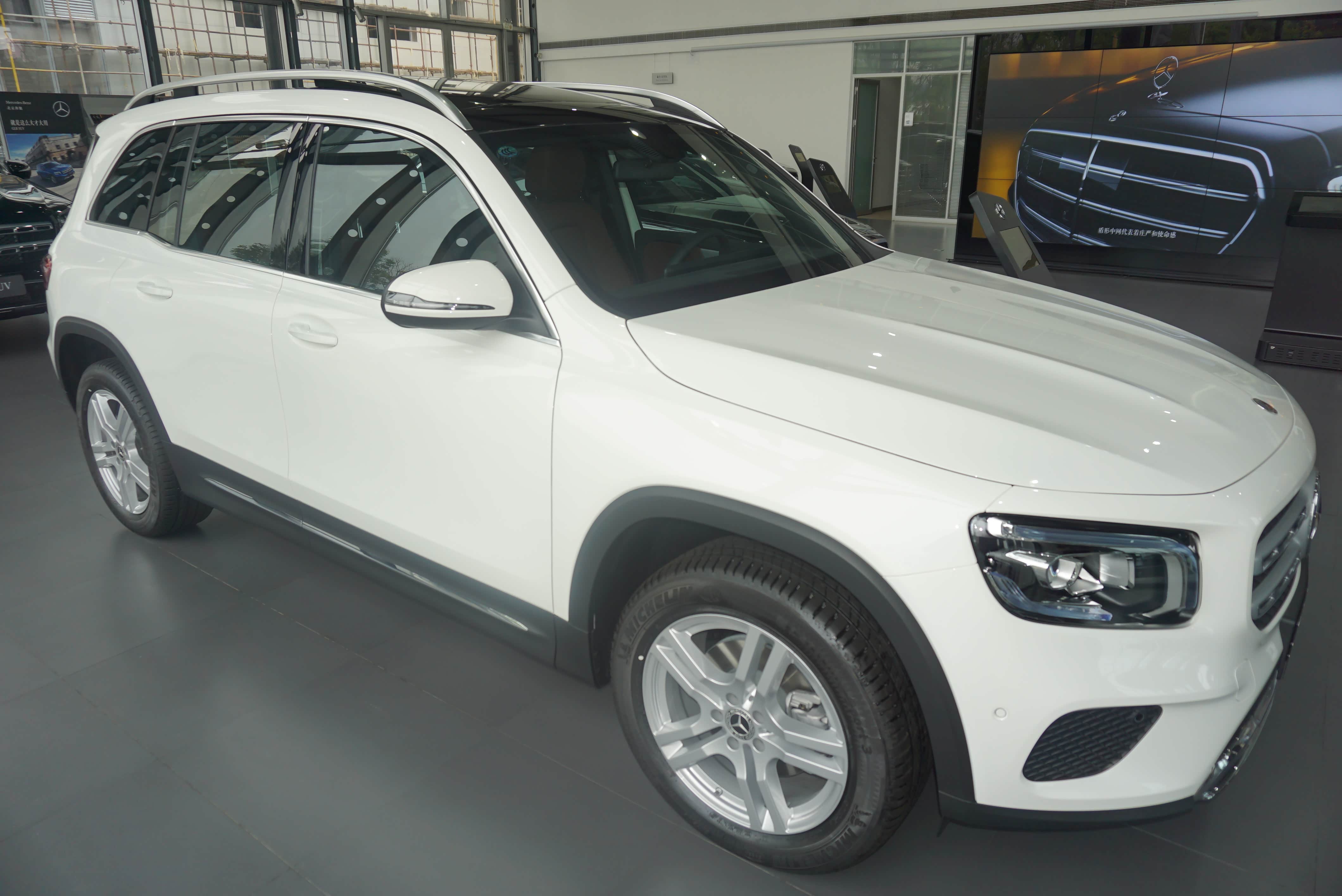 【文章】2021款奔驰GLB价格降了！配1.3T，大空间适合家用，你心动吗？_车家号_汽车之家