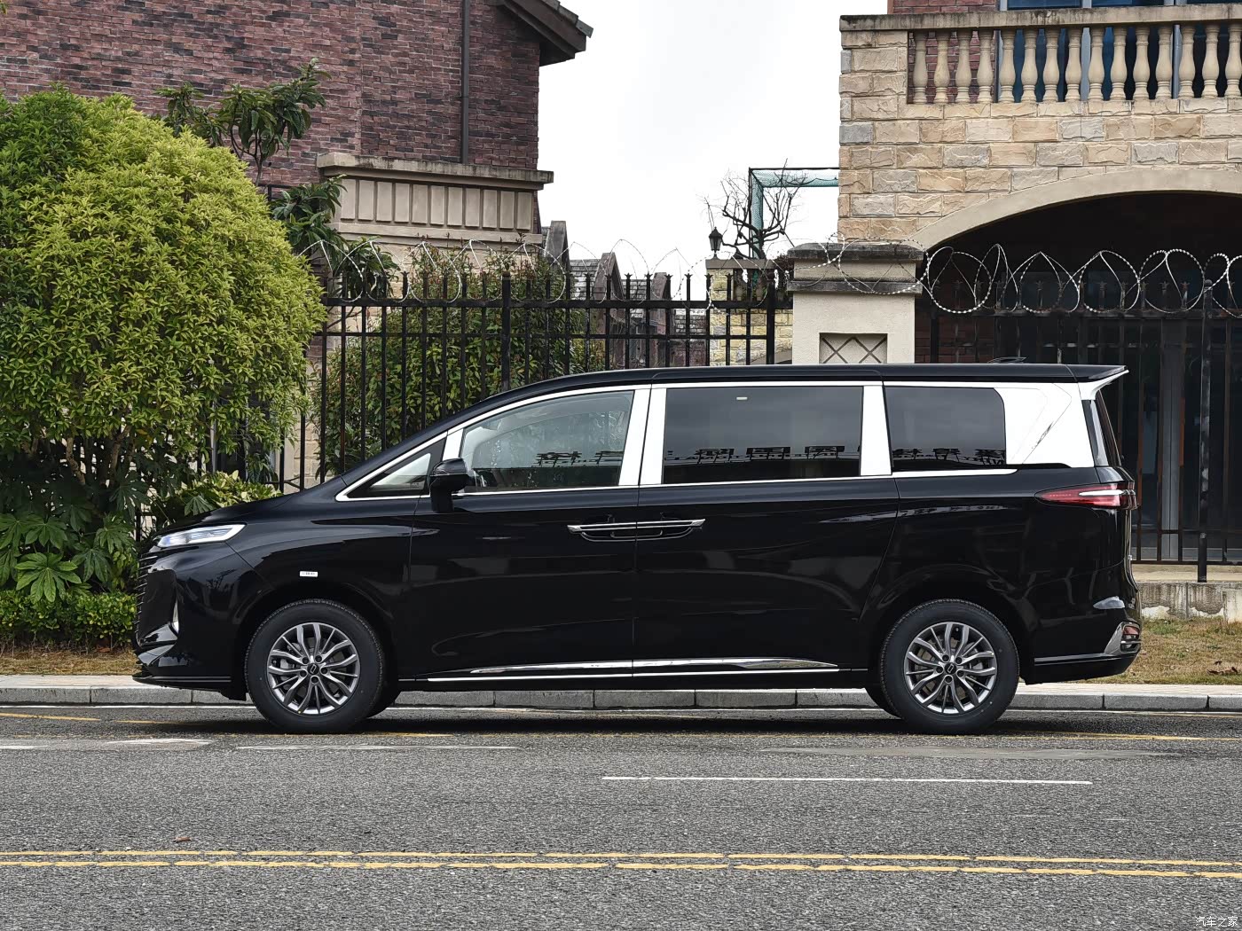 【文章】竞争传祺M8，一汽奔腾M9实车亮相，搭载2.0T+8AT_车家号_汽车之家