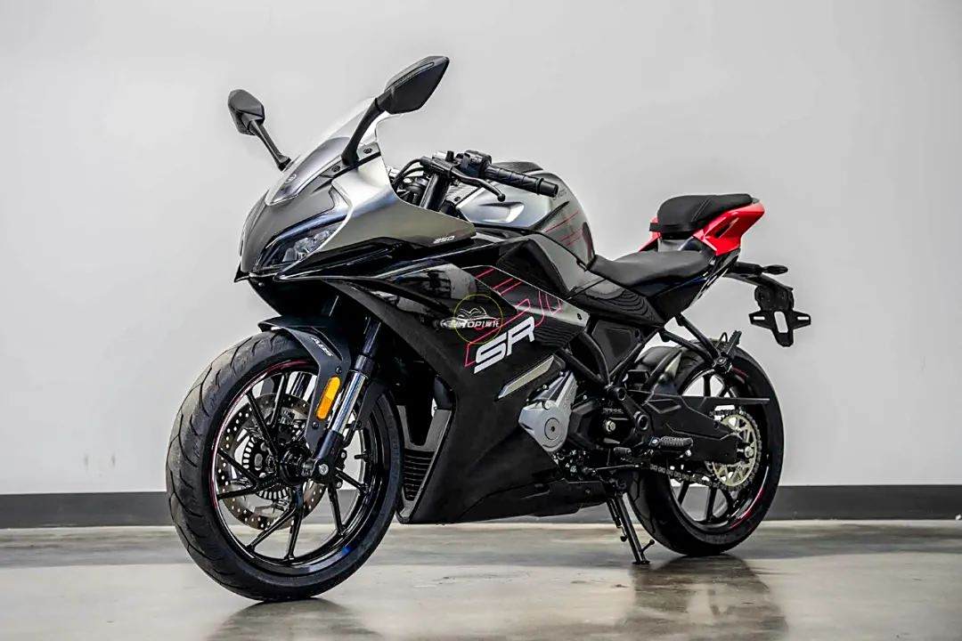 【文章】春风250SR又玩新花样，换装450SR同款外观！复古版狒狒正式申报！_车家号_汽车之家