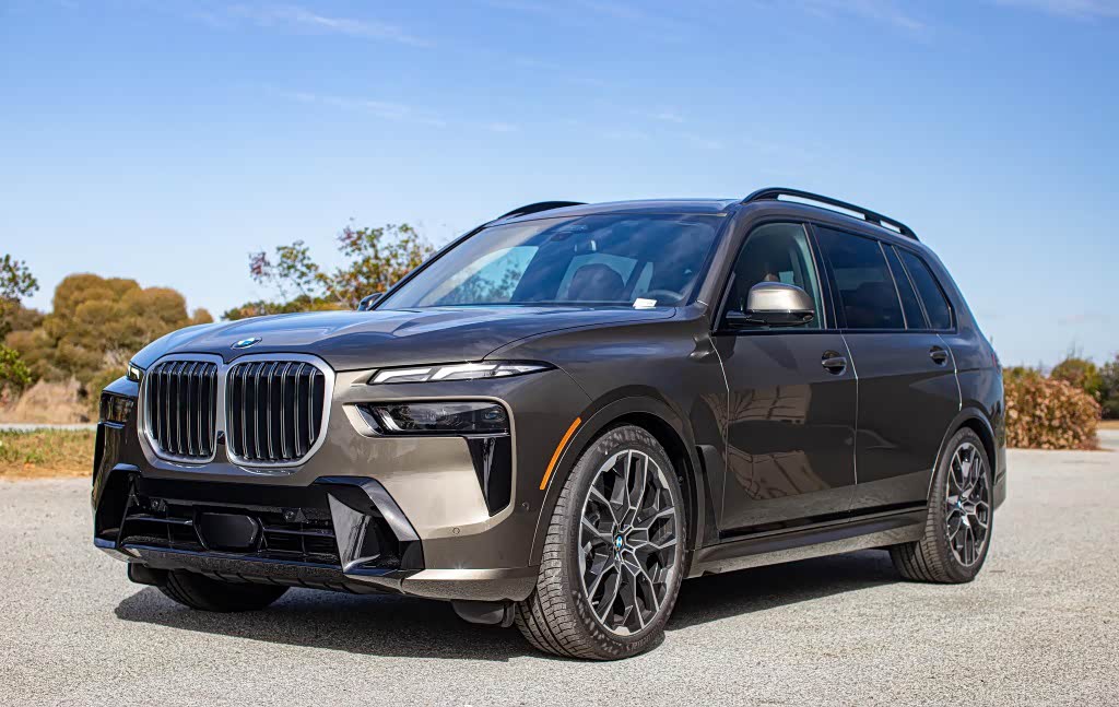 【文章】全新闪耀铜灰配色 22英寸镂空花瓣M运动轮毂 2023款宝马X7实车_车家号_汽车之家