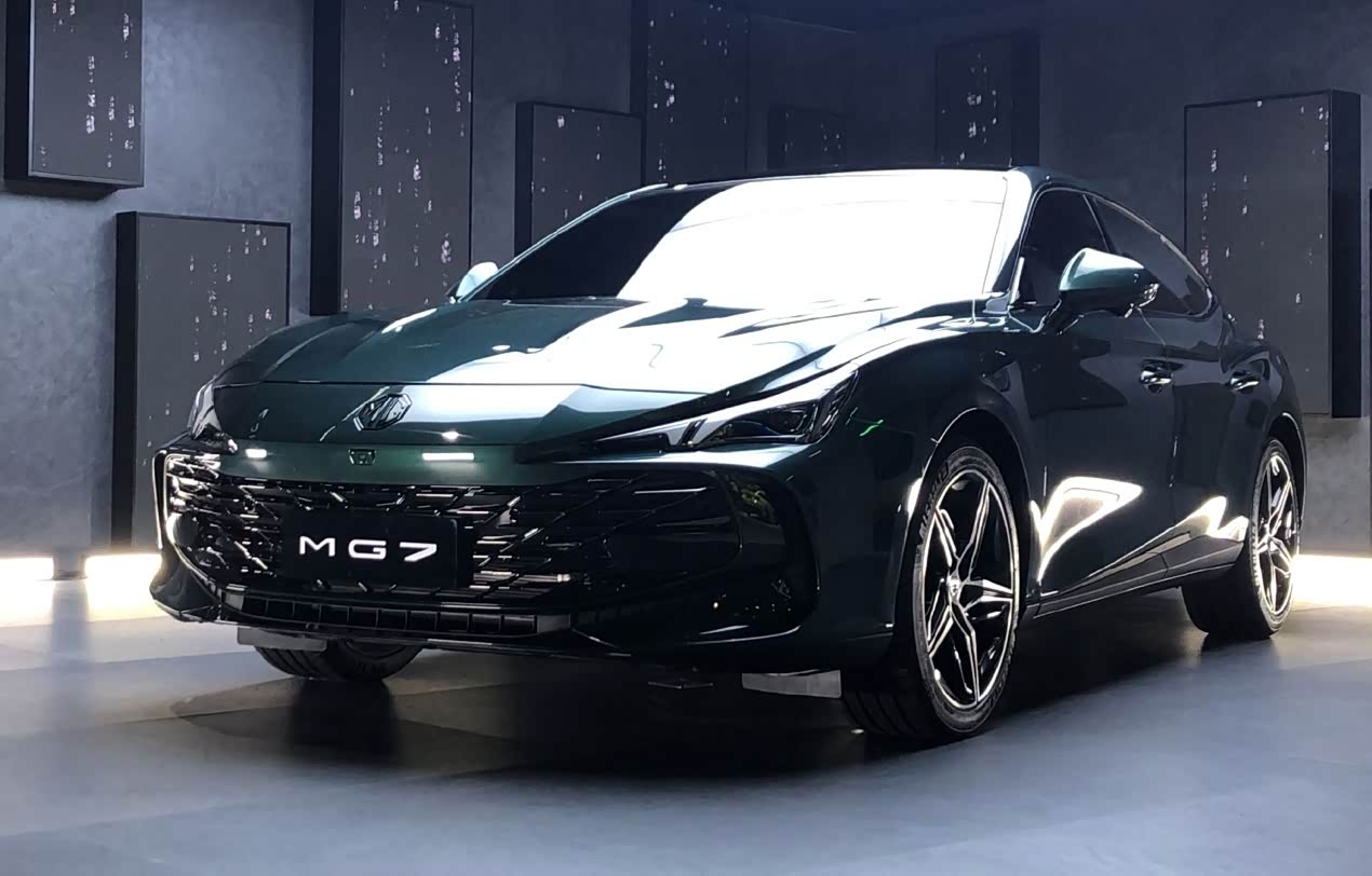 【文章】外观造型抢眼，同级唯一AR-HUD实景显示 名爵MG7实车亮相成都_车家号_汽车之家