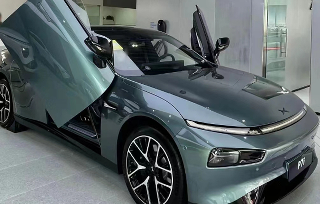 【文章】小鹏P7i鹏翼版到店，升级8155芯片、星际绿色很时尚，喜欢吗？_车家号_汽车之家