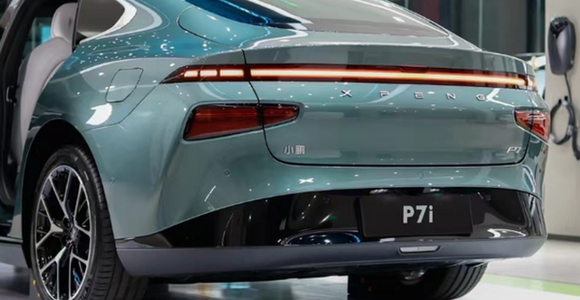 【文章】小鹏P7i鹏翼版到店，升级8155芯片、星际绿色很时尚，喜欢吗？_车家号_汽车之家