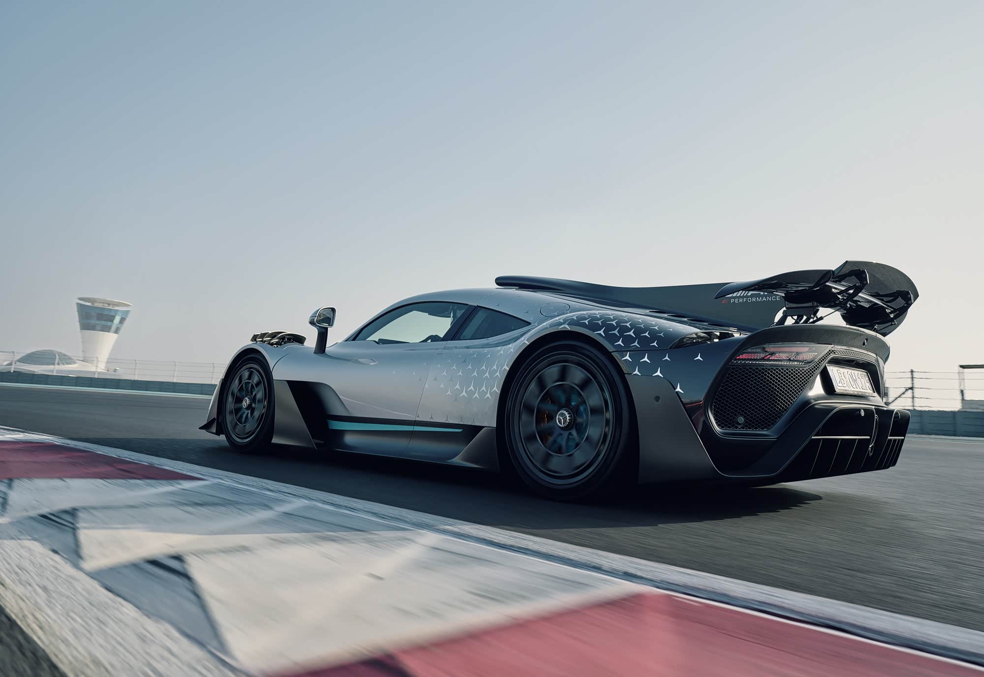 【文章】下手不留情！梅赛德斯-AMG One逐一打破多条赛道圈速记录_车家号_汽车之家