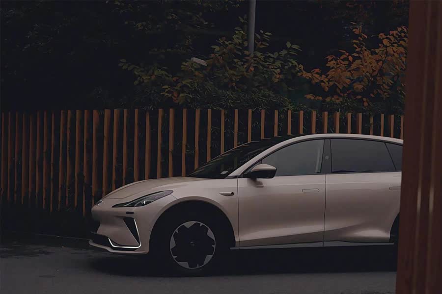 【文章】全系标配空气悬架，配半辐赛车方向盘，预售35万起，智己LS7登场_车家号_汽车之家