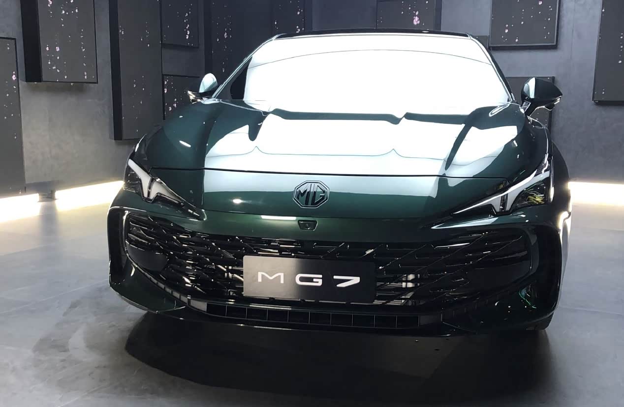 【文章】外观造型抢眼，同级唯一AR-HUD实景显示 名爵MG7实车亮相成都_车家号_汽车之家