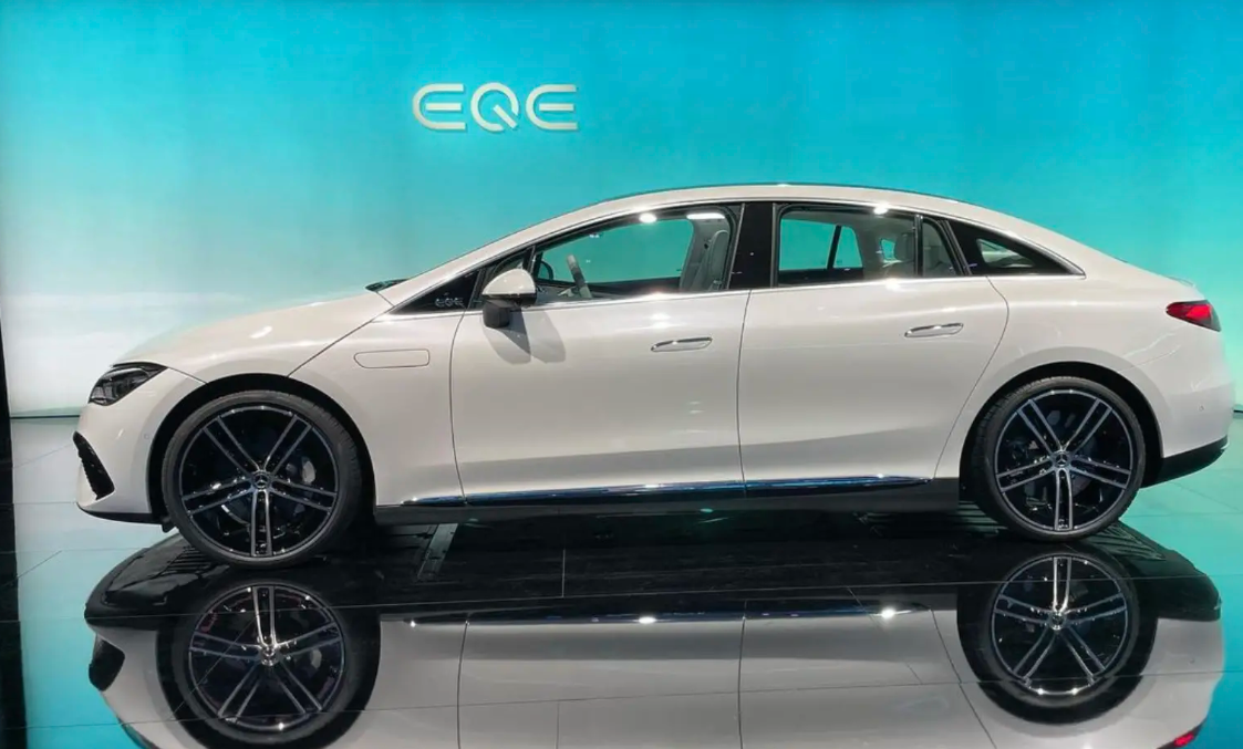 【文章】奔驰EQE 350正式发布，新车上市后将与蔚来ET7竞争，网友：太丑了_车家号_汽车之家