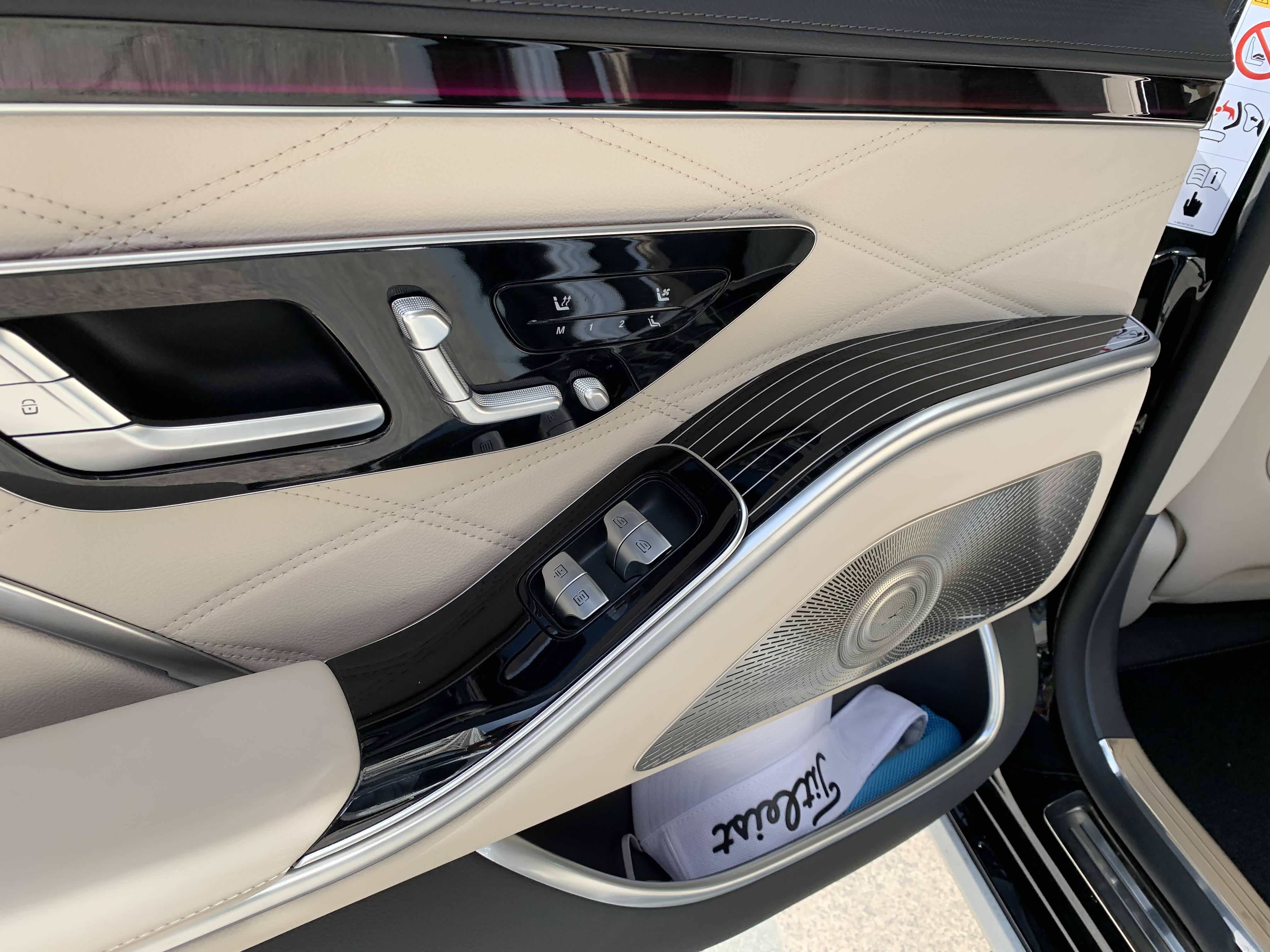 【文章】22款迈巴赫S480升级钢琴烤漆五线谱内饰板，五座改四座_车家号_汽车之家