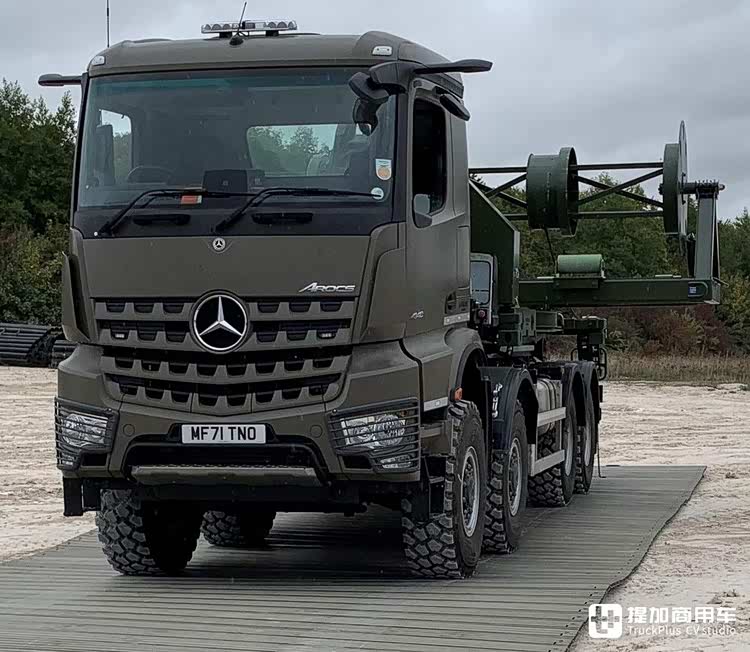 铺路专用卡车您见过吗？8x8全轮驱动，奔驰Arocs铺路车实拍_车家号_发现车生活_汽车之家