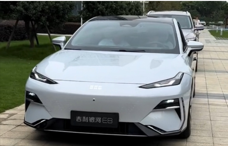 吉利银河E8实车亮相，配45寸8K大宽屏，科技感十足，对标汉EV_车家号_发现车生活_汽车之家