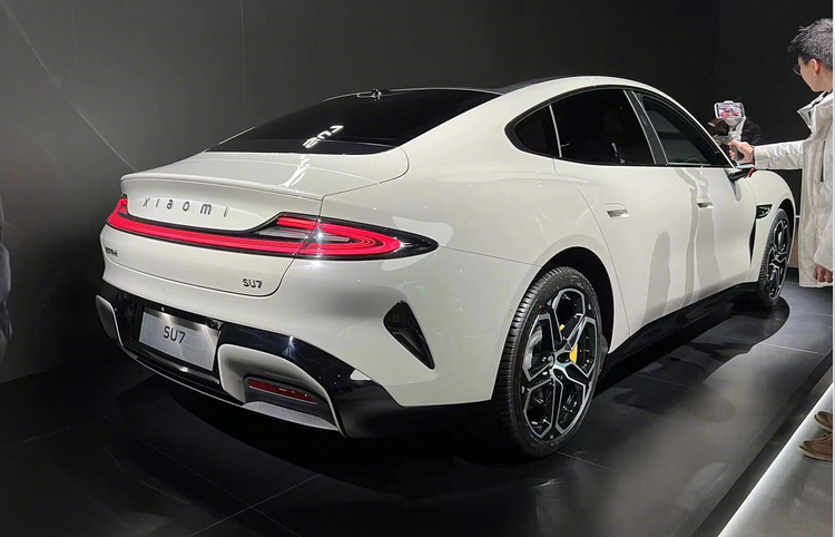 【文章】小米SU7外观设计唯一的败笔的确是车屁股，是浓浓的山寨风吗？_车家号_汽车之家