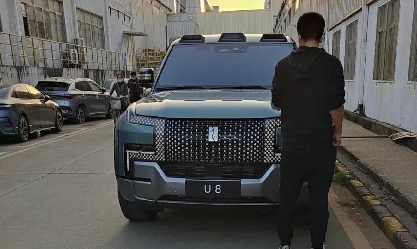 仰望U8现身街头，气场不输路虎卫士，灯光效果足够炫酷_车家号_发现车生活_汽车之家