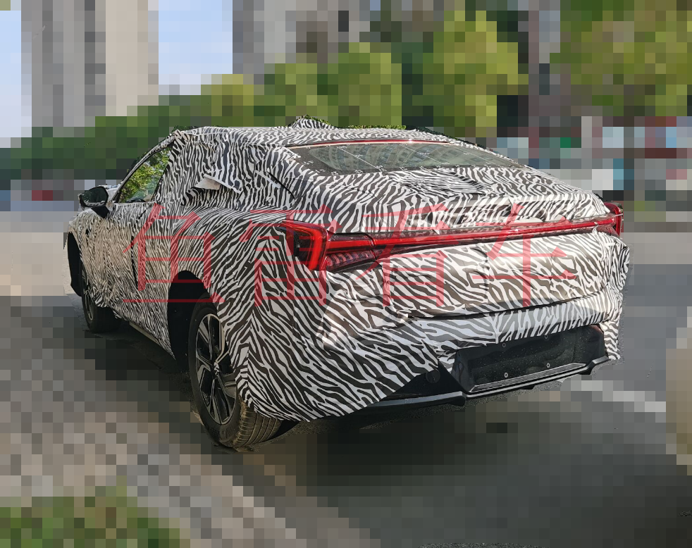 又来一个双门轿跑？合众EP32平台数据采集车谍照首曝，尺寸更庞大_车家号_发现车生活_汽车之家