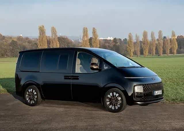 现代MPV Staria实车亮相，外观科幻，定位中大型MPV_车家号_发现车生活_汽车之家