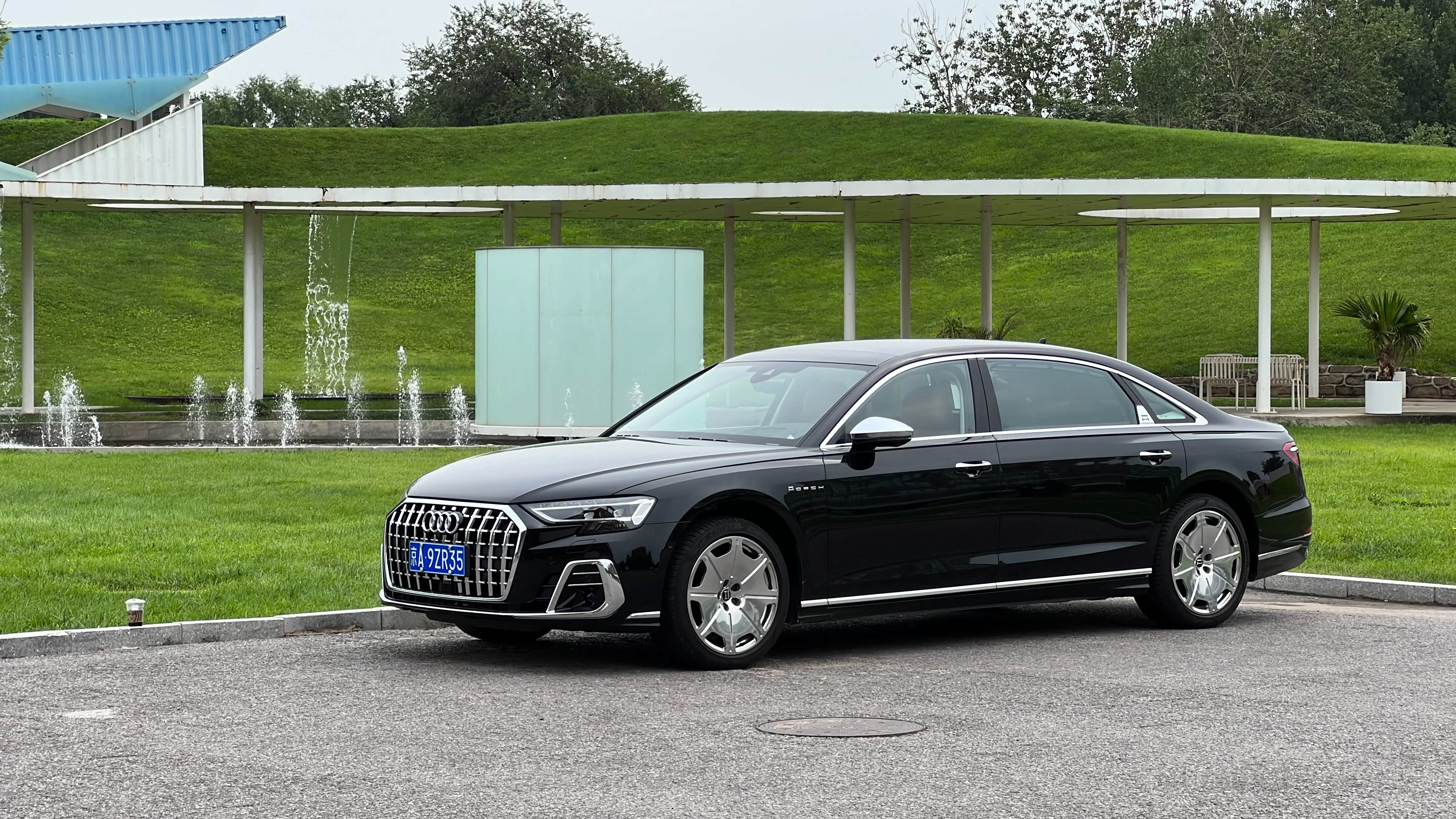 顶级奥迪！豪华装潢，气场全开，奥迪A8霍希版究竟有多壕？_车家号_发现车生活_汽车之家