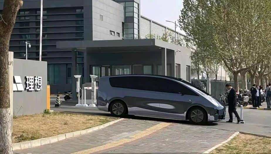 理想MEGA和小鹏X9实车曝光，比埃尔法更好看的MPV！腾势D9慌了？_车家号_发现车生活_汽车之家