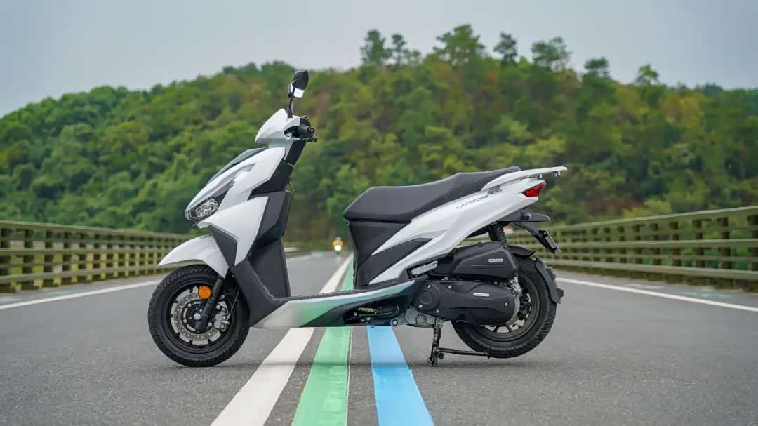 目前技术配置和动力最强的通勤小踏板-大阳VRS125静态评测_车家号_发现车生活_汽车之家