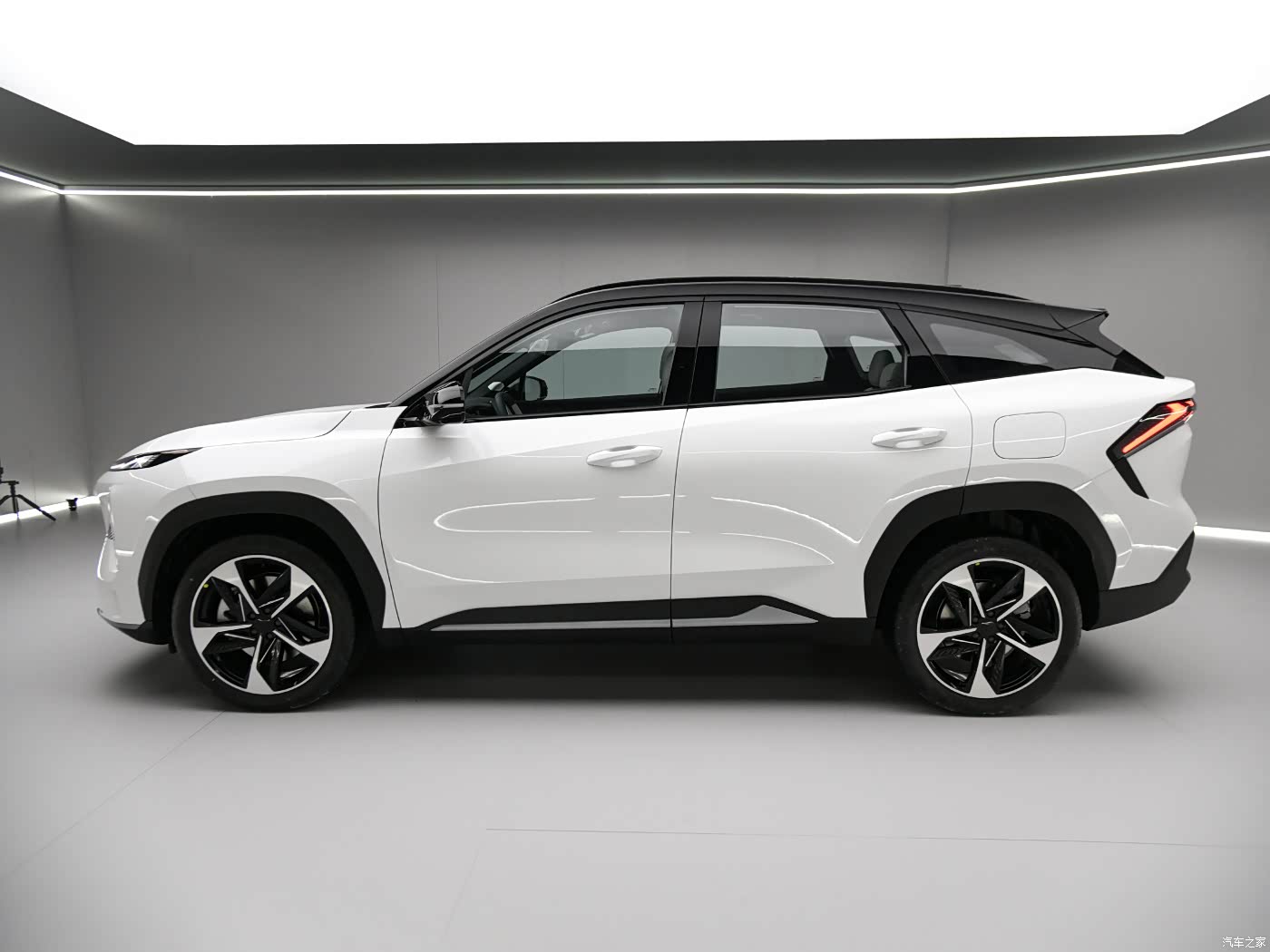 吉利银河L7与银河之光原型车首发亮相，气场强大，颜值突出_车家号_发现车生活_汽车之家