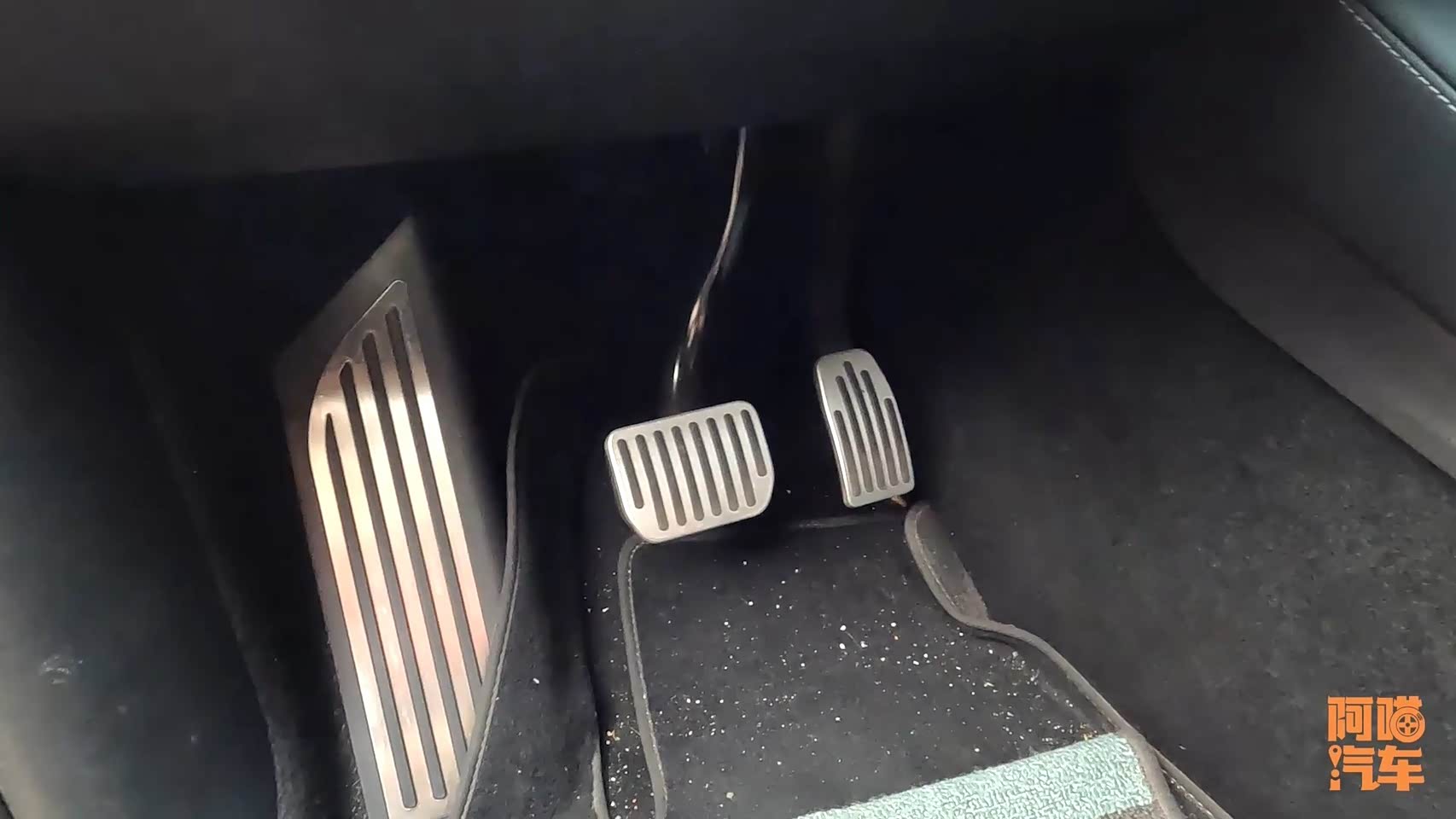 特斯拉单踏板模式广受诟病，真的只有一个踏板吗？喵哥告诉你真相_车家号_发现车生活_汽车之家