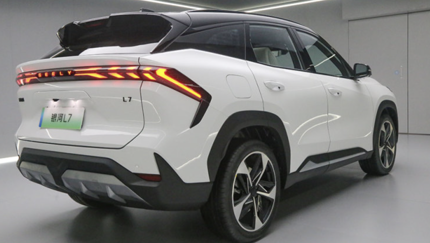 吉利银河L7正式亮相，和比亚迪宋PLUS DM-i之间有何区别？_车家号_发现车生活_汽车之家