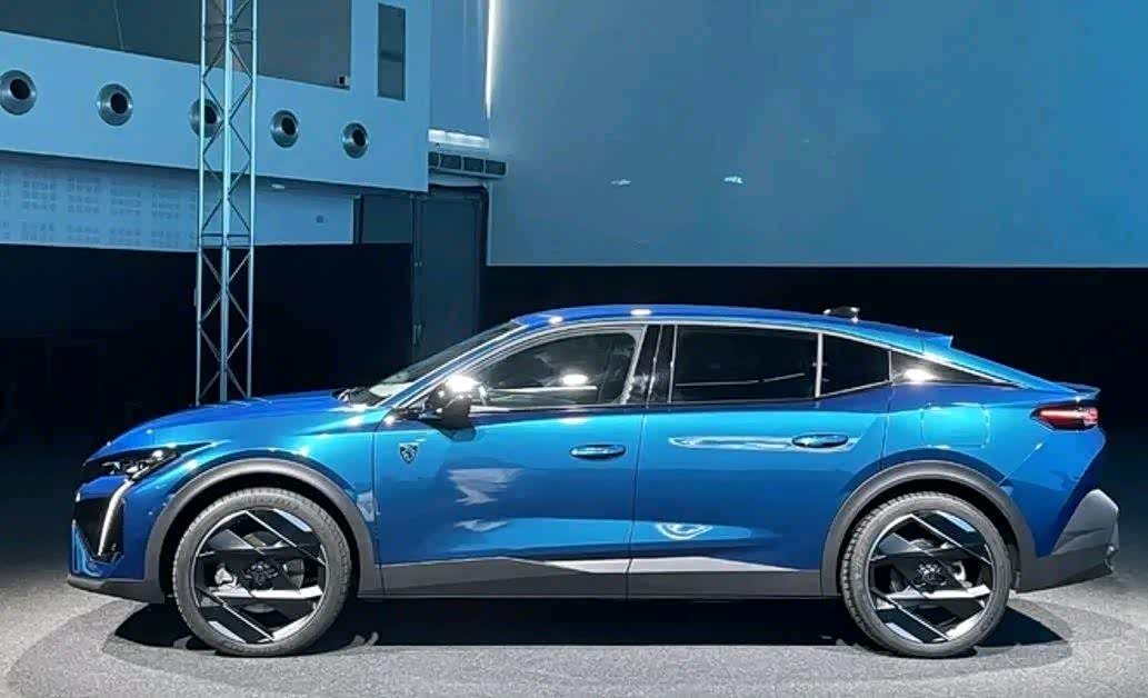 为跨界而生！全新标致408X实车海外曝光，搭1.6T+8AT，确实帅气_车家号_发现车生活_汽车之家