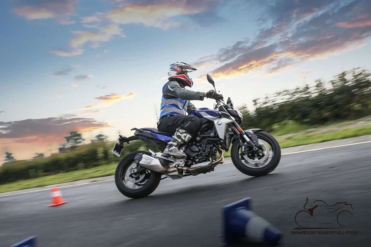 承上启下，宝马F900 R/XR系列初体验 | 把玩_车家号_发现车生活_汽车之家