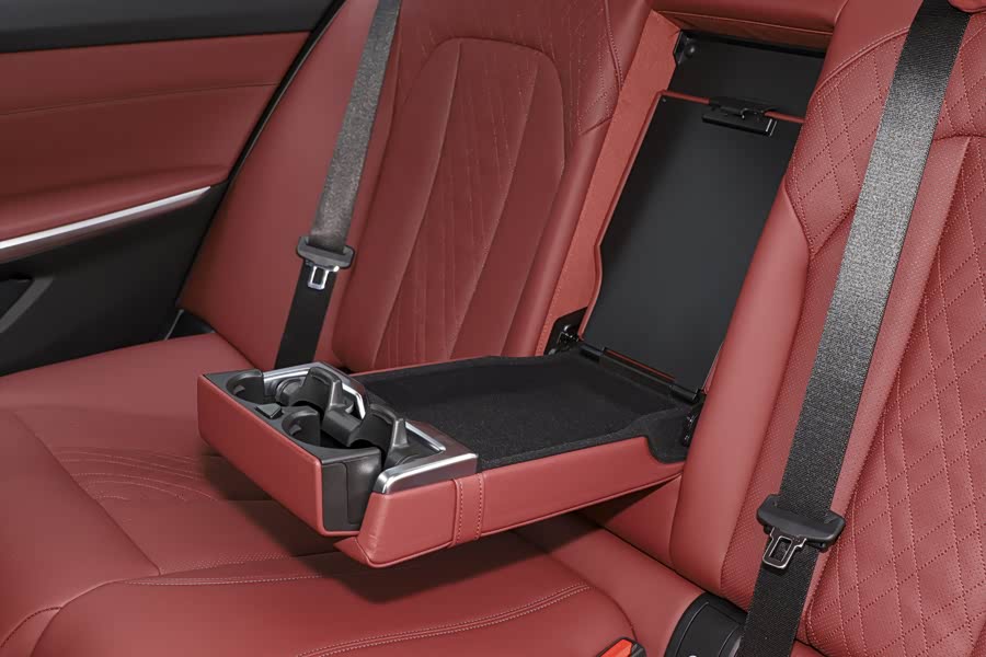 标配织物顶棚、仿皮座椅，后排扶手略显廉价，蔚来ET5内饰实拍_车家号_发现车生活_汽车之家