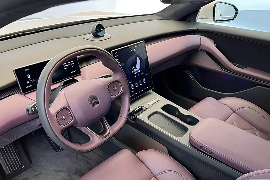 标配织物顶棚、仿皮座椅，后排扶手略显廉价，蔚来ET5内饰实拍_车家号_发现车生活_汽车之家