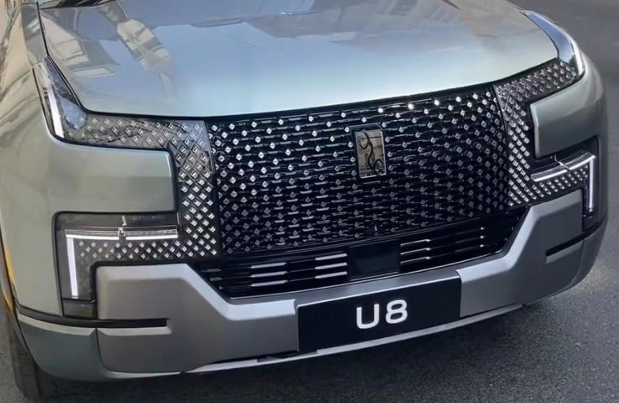 量产比亚迪仰望U8上街拍照，车标比BYD高级多了，何惧奔驰路虎？_车家号_发现车生活_汽车之家