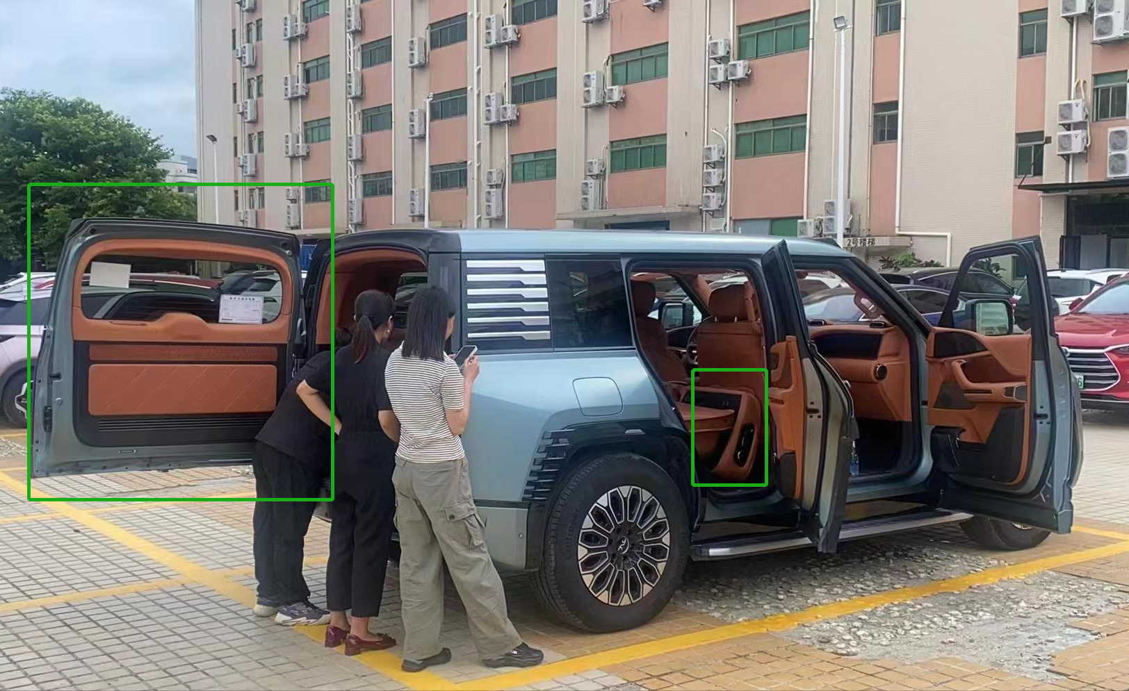 仰望U8最新内饰谍照，配备侧开尾门后排可变床？_车家号_发现车生活_汽车之家