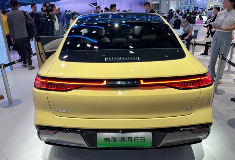吉利银河E8引领国产纯电动豪华车新热潮_车家号_发现车生活_汽车之家