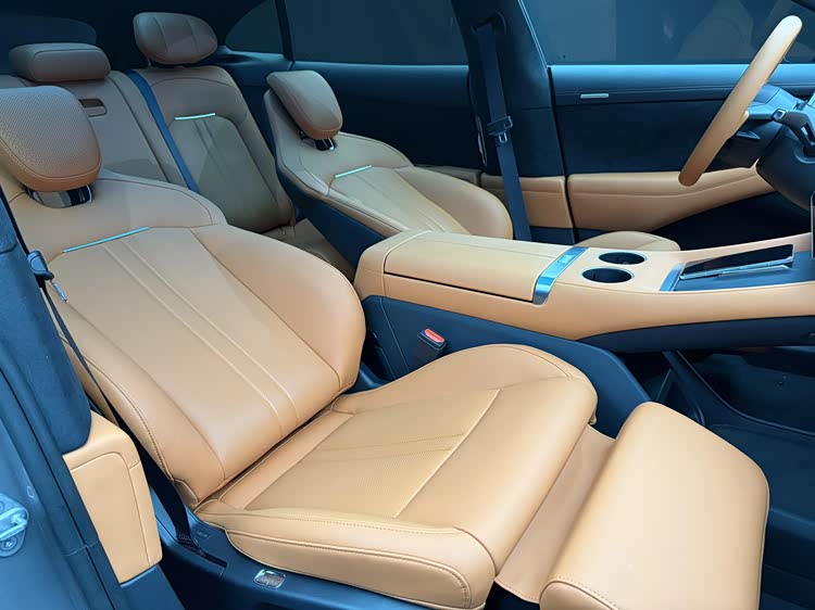 小米YU7到店实拍！5米车长配双零重力座椅，690PS+双腔空悬登场！_车家号_发现车生活_汽车之家