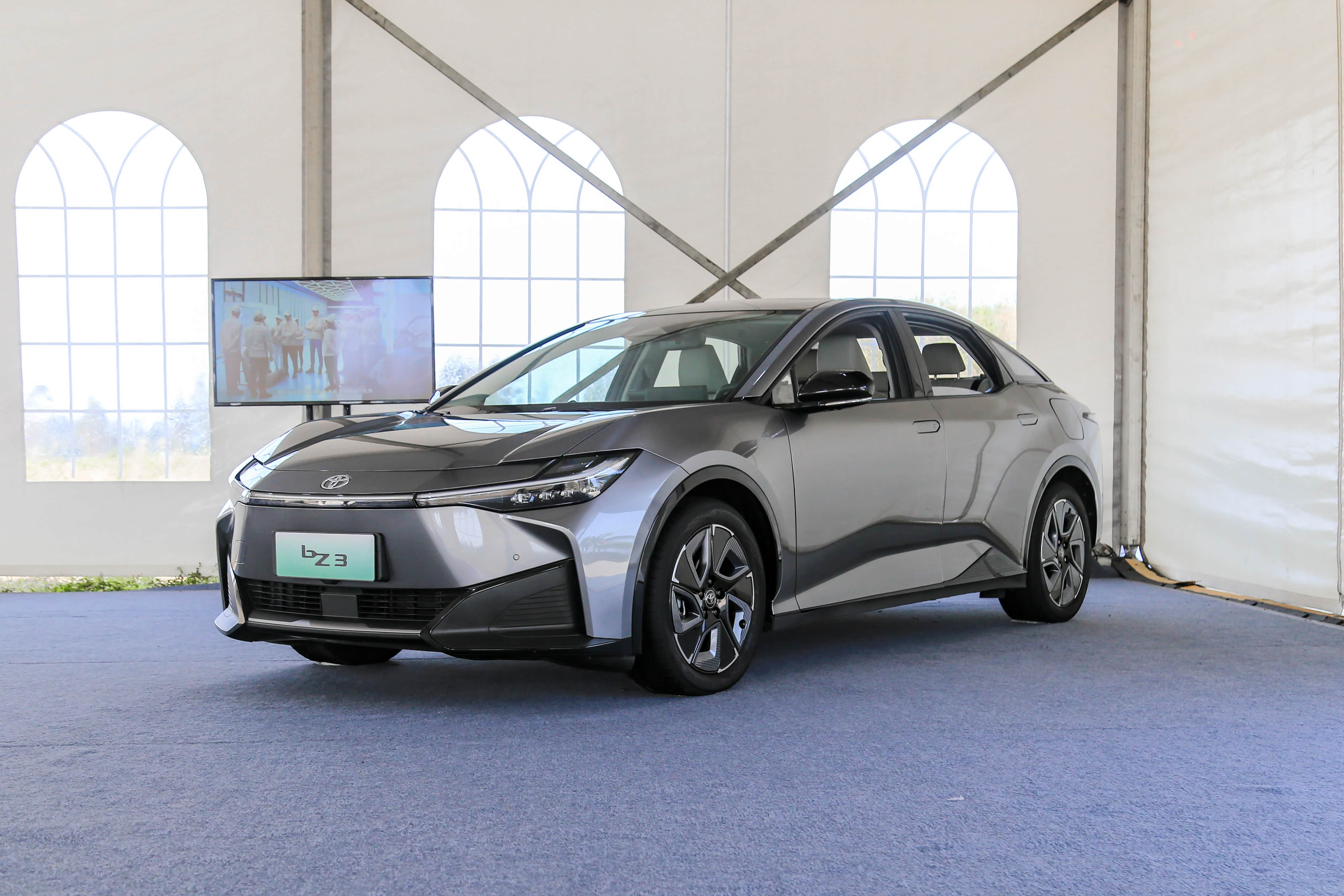 实拍丰田bZ3：纯电时代的凯美瑞，造型前卫，续航最长616km_车家号_发现车生活_汽车之家