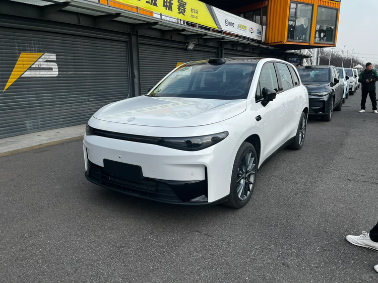 零跑C10现身：前排放倒能当双人床，配同级唯一激光雷达+8295芯片_车家号_发现车生活_汽车之家