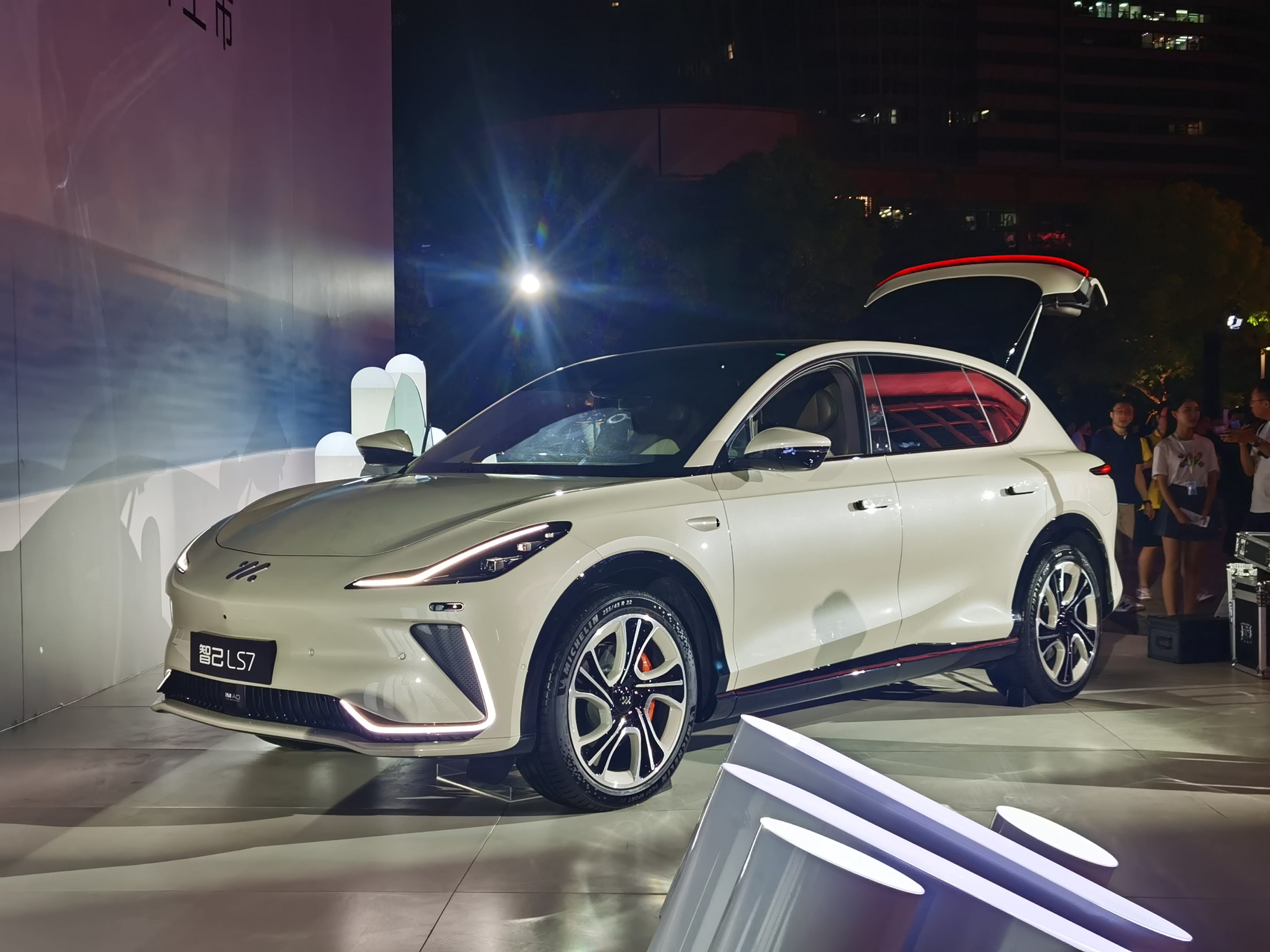 搭载“全程AI舱”，智己LS7新增车型上市，售价28.98万起_车家号_发现车生活_汽车之家
