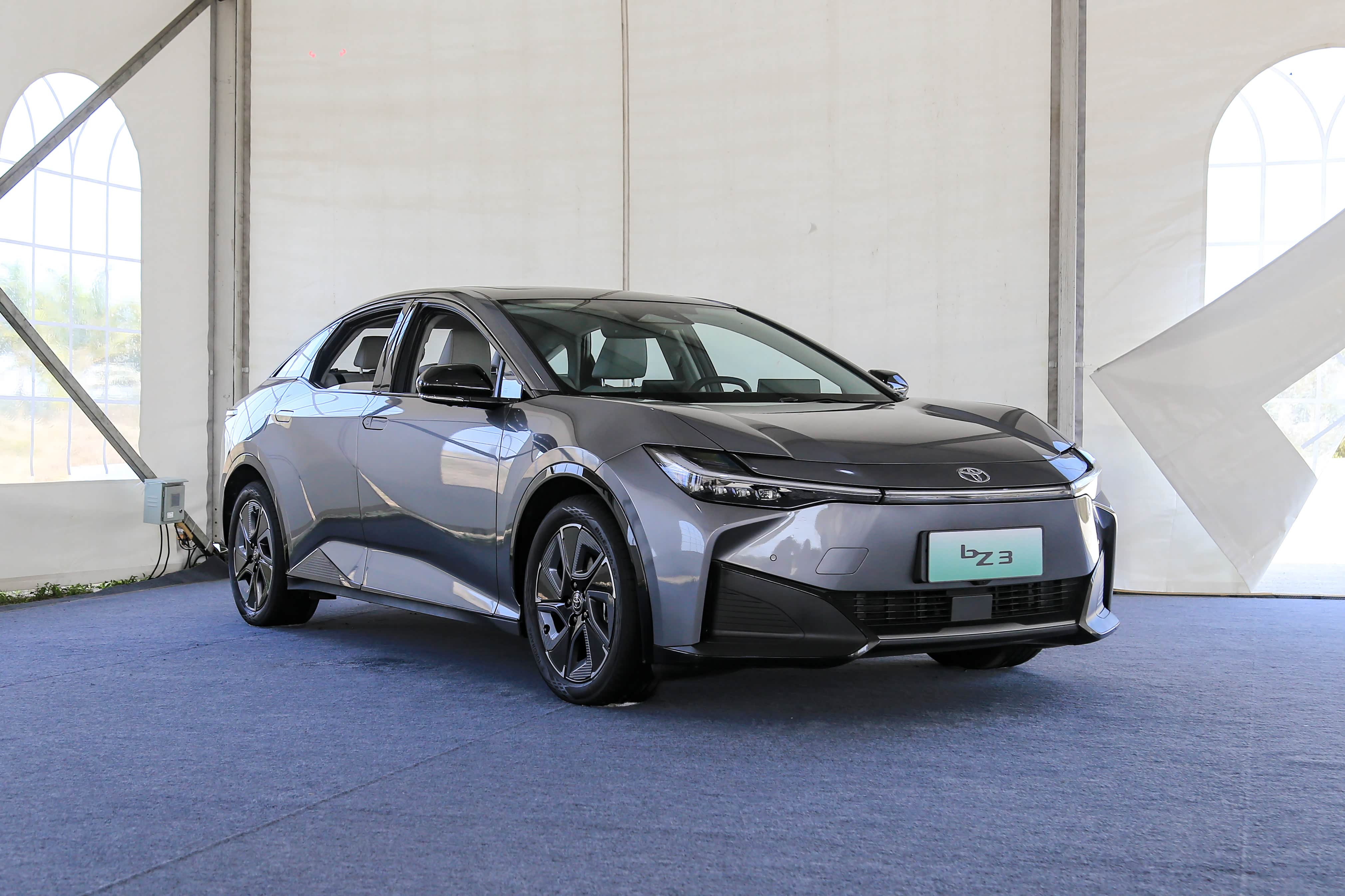 实拍丰田bZ3：纯电时代的凯美瑞，造型前卫，续航最长616km_车家号_发现车生活_汽车之家
