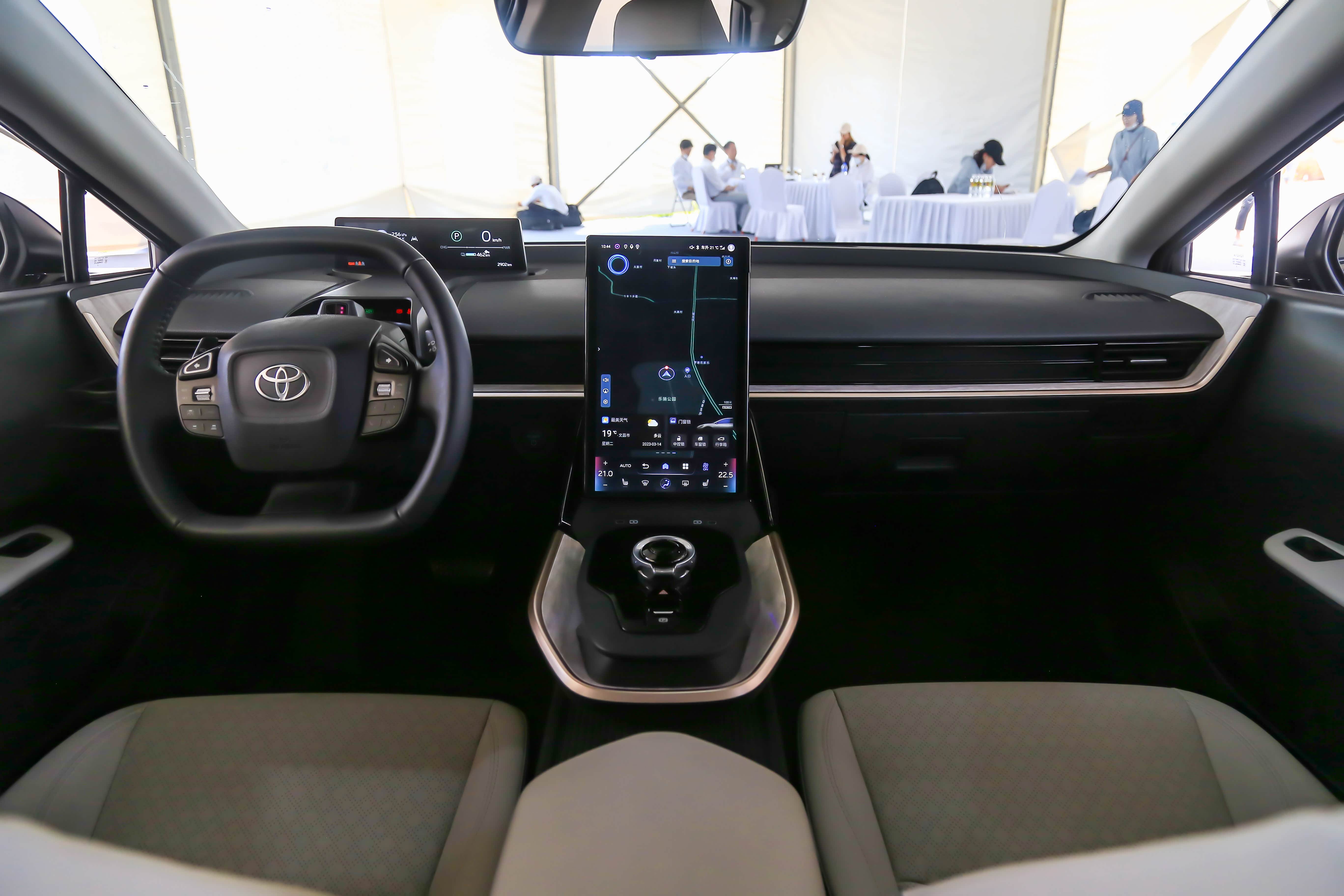 实拍丰田bZ3：纯电时代的凯美瑞，造型前卫，续航最长616km_车家号_发现车生活_汽车之家