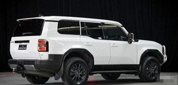 强劲2.4T动力配8AT！2024款“丰田霸道”专业版实拍，外观强化_车家号_发现车生活_汽车之家