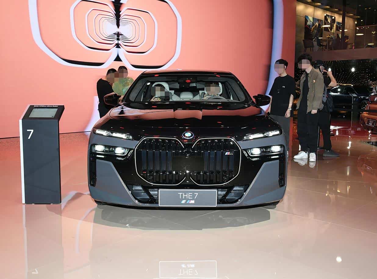 以插电混动取代多气缸神教，全新宝马M760Le上海车展首发亮相_车家号_发现车生活_汽车之家