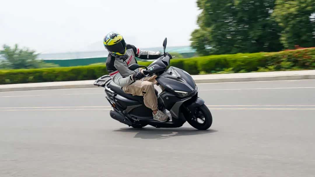 铃木UY125，QJ鸿125、豪爵AFR125三车动态横评_车家号_发现车生活_汽车之家