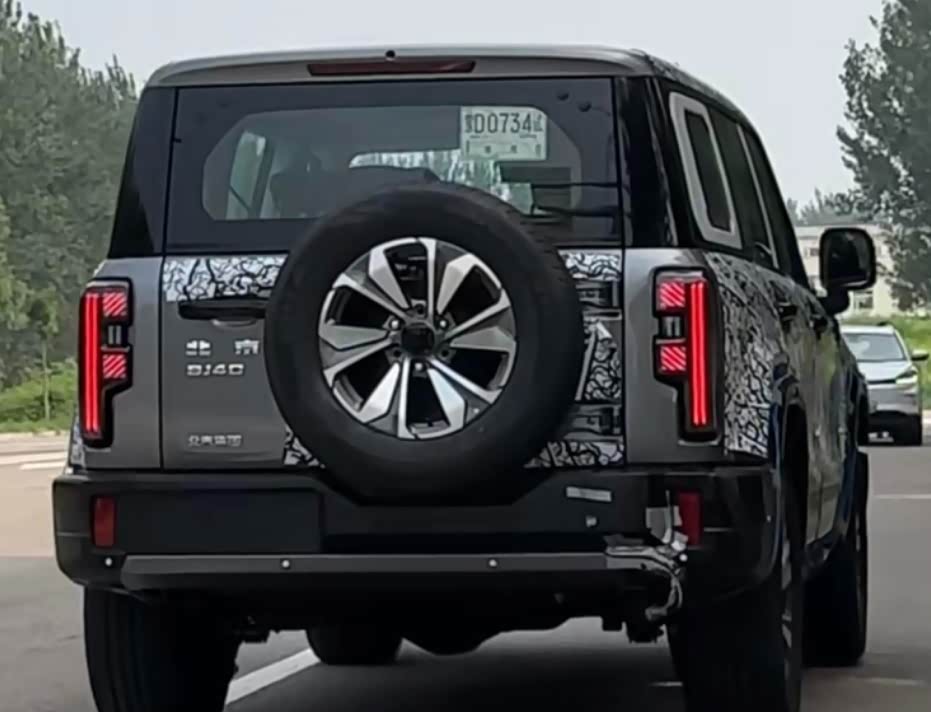 坦克300的强劲对手！全新北京BJ40实拍图曝光，车头很霸气_车家号_发现车生活_汽车之家