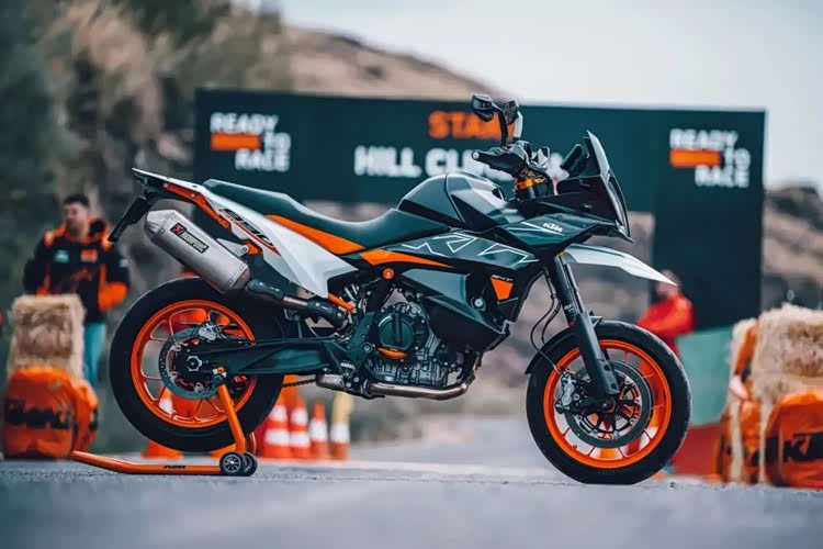 190匹马力的超级滑胎？KTM 1390 SMT路试谍照曝光_车家号_发现车生活_汽车之家