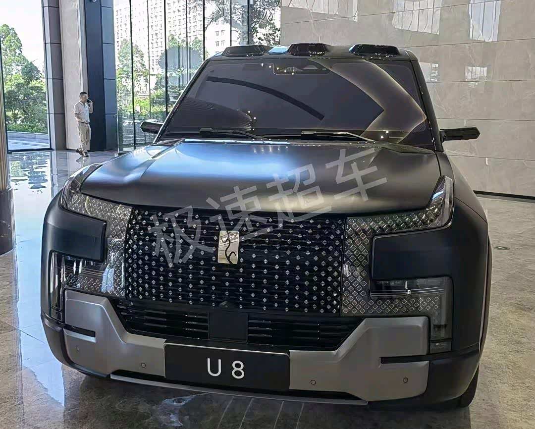 全新比亚迪仰望U8正式进店，威猛大气，“甲骨文”车标真帅气_车家号_发现车生活_汽车之家