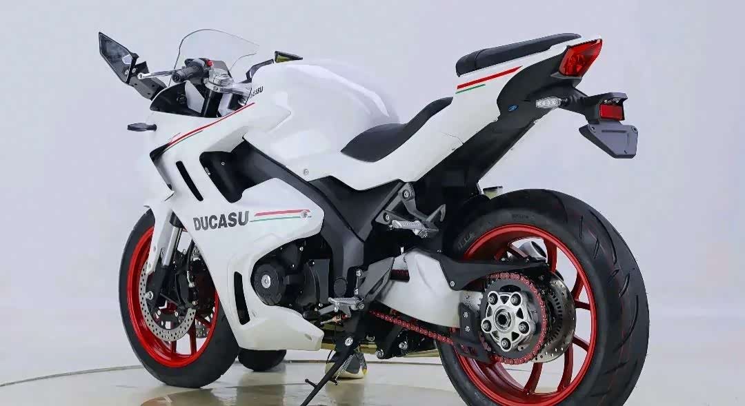 双缸仿赛杜卡森DK400上市!售价1.88万起，采用定风翼和单摇臂设计_车家号_发现车生活_汽车之家