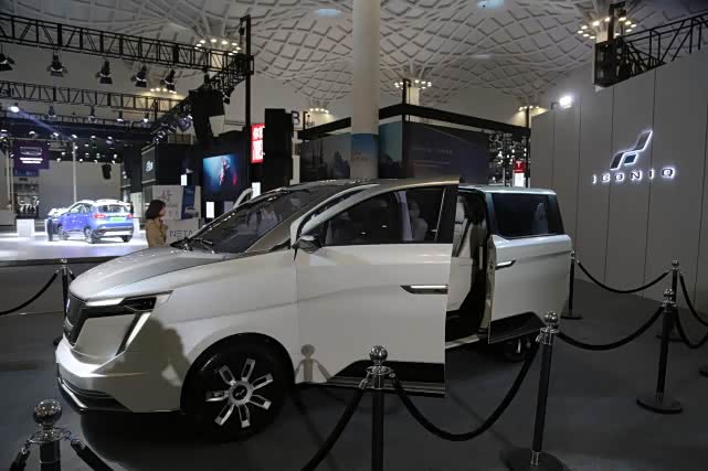 实拍艾康尼克-ICONIQ SEVEN，世界上第一台全电动 MPV 乘用车！_车家号_发现车生活_汽车之家