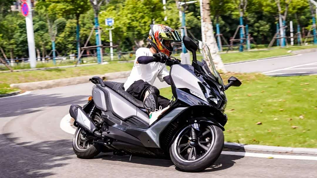 大踏板中的移动大沙发——赛科龙RT3旅行版实测，太适合跑长途了_车家号_发现车生活_汽车之家