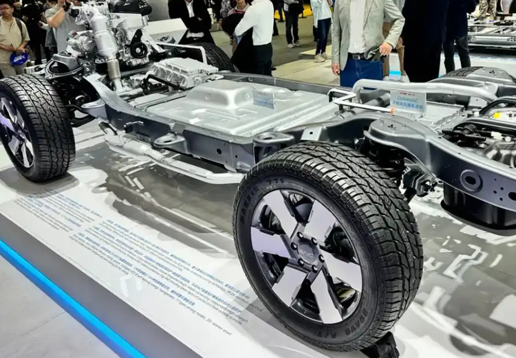 【文章】北京BJ40增程版来袭，548匹马力+152km纯电续航，油耗直接减半_车家号_汽车之家