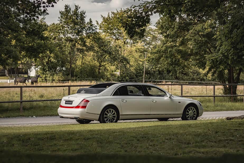 【文章】造型简洁优雅 迈巴赫62s Landaulet 堪称奔驰梦幻车型之一_车家号_汽车之家